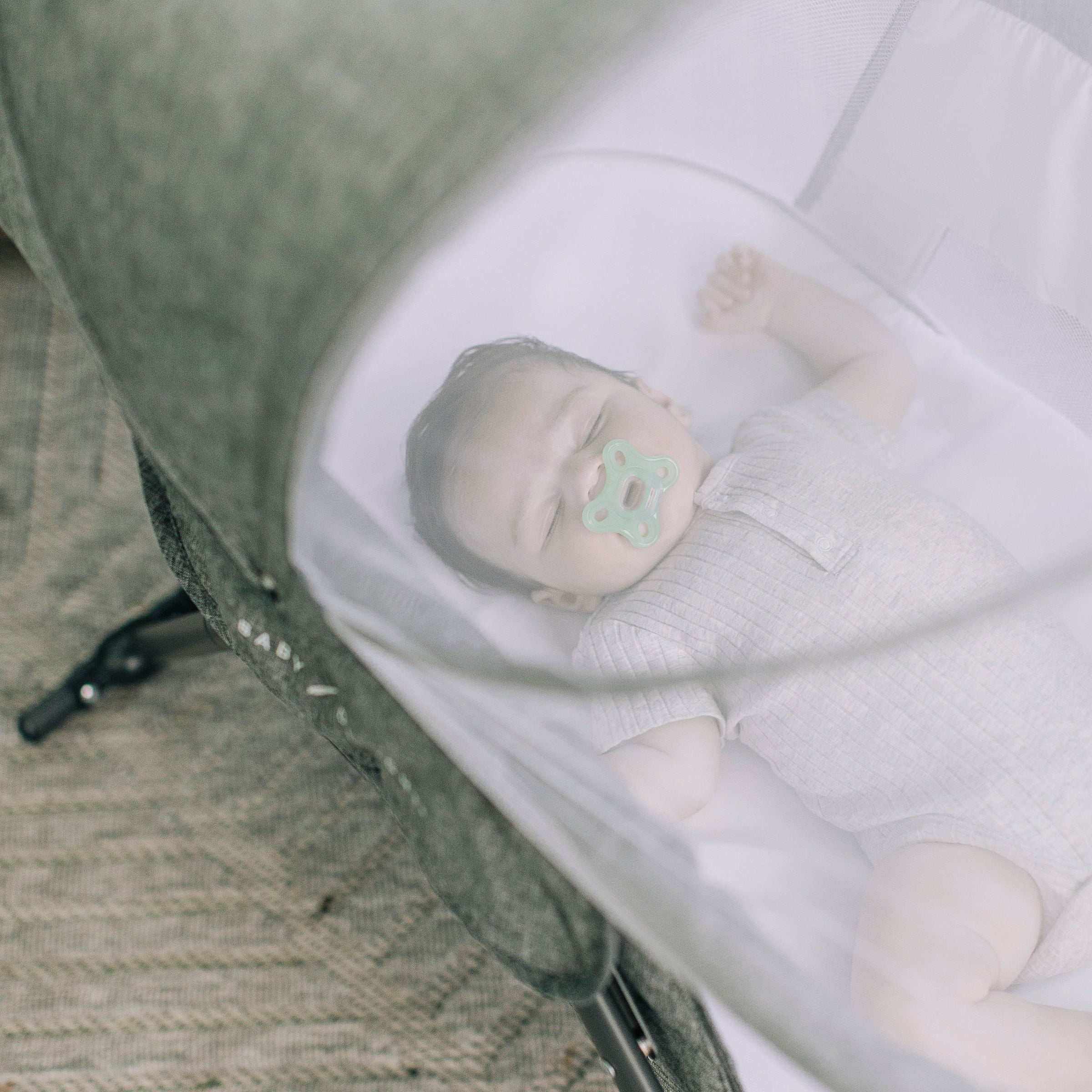 Slumber Deluxe Portable Rocking Bassinet - Charcoal Tweed | Baby Delight